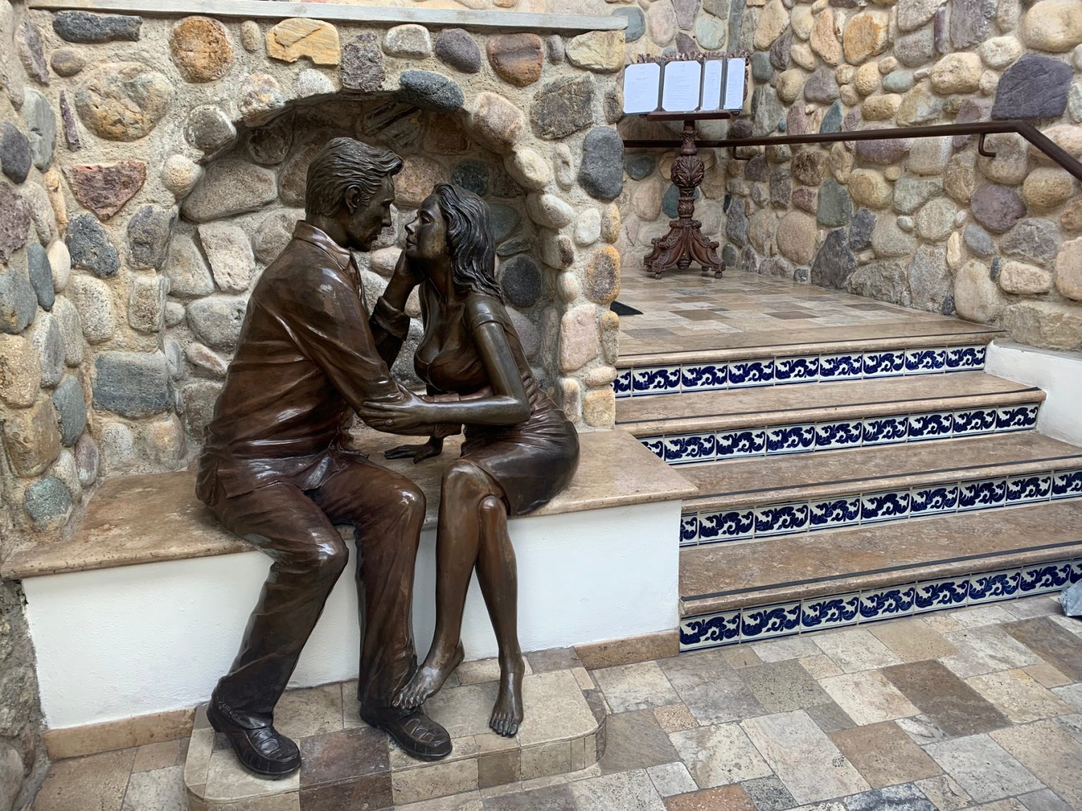 Un ícono del amor: La estatua de Elizabeth Taylor y Richard Burton en ...
